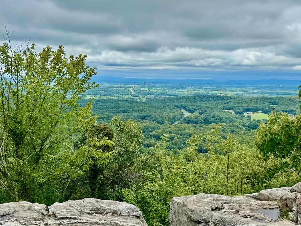 Bears Den Overlook Hike in Bluemont Virginia: Routes and Tips